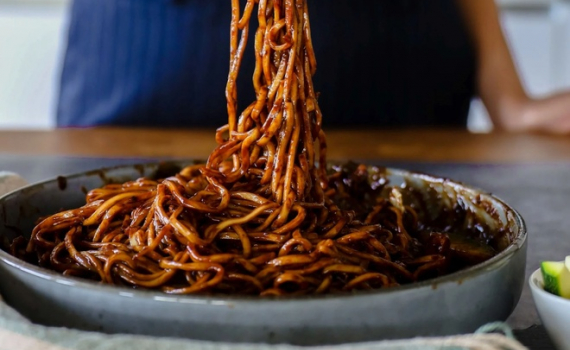 Cách làm mì trộn tương đen Hàn Quốc đơn giản - Báo Thái Bình điện tử